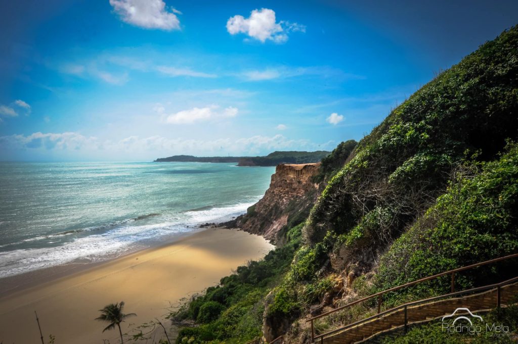 Praia do Madeiro: Confira o por quê de tanta fama aqui
